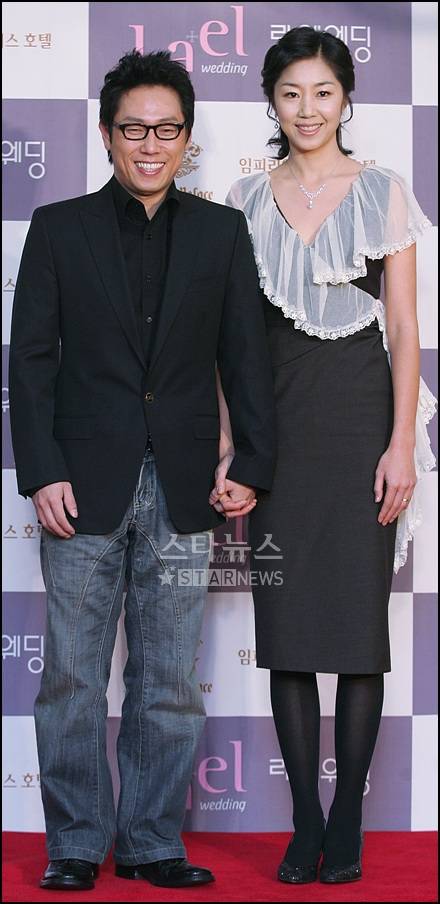 손 꼭 잡은 윤종신 전미라 키 차이가 조금 나죠