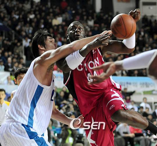 '서장훈 1만득점 돌파' KCC, LG 3연승 저지