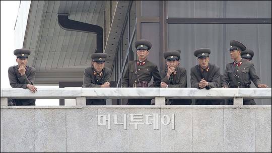 사진 비무장지대의 북한군 병사들