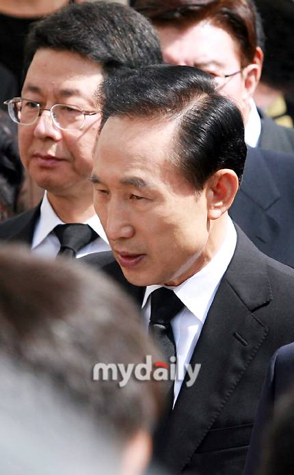 Md포토 이명박 대통령 굳은 표정으로 조문