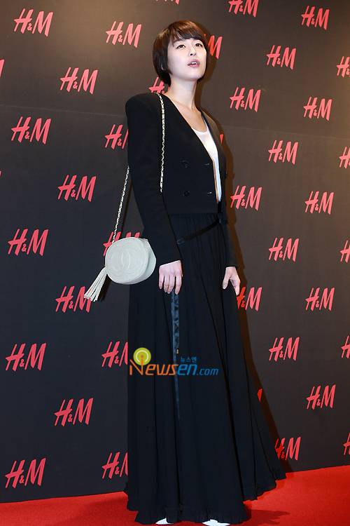 포토엔 배우 이하나 세련된 블랙 롱스커트