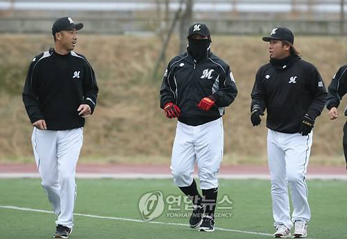 지바 롯데 김태균 빗속 강훈련