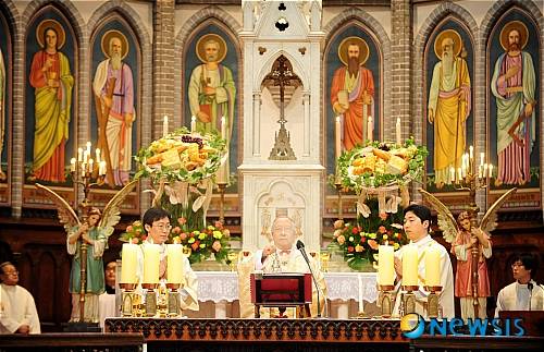 주님 만찬 성 목요일 성유축성 미사 주례하는 정진석 추기경