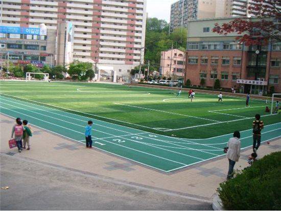 성동구 올 해 30억 들여 5개 학교 인조잔디운동장 조성