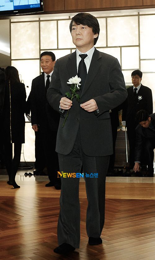 포토엔 안철수 국화꽃 들고 故 박태준 명예회장 빈소 찾아
