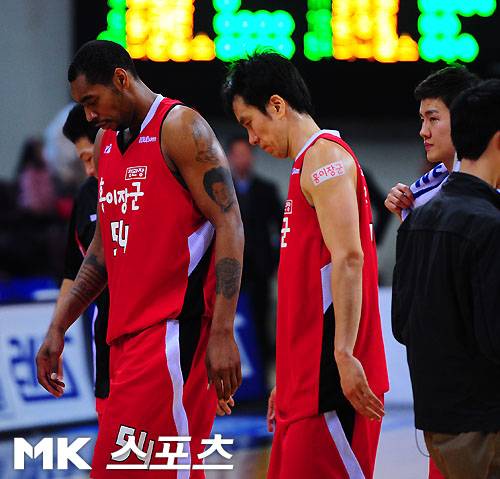 [mk포토] 고개 떨군 KGC 아쉬운 패배