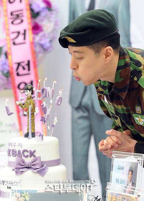 포토 배우 이동건 전역 축하 케이크 촛불을 불며