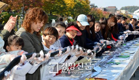 포토뉴스 대형 김밥 만드는 아동권리축제 참가자들