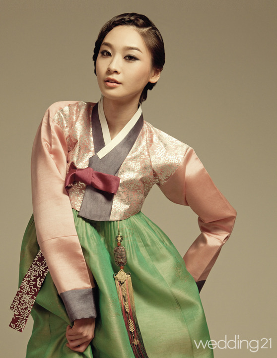 한복화보 한복이야기 아씨 절제된 우아함의 전통 한복 컬렉션