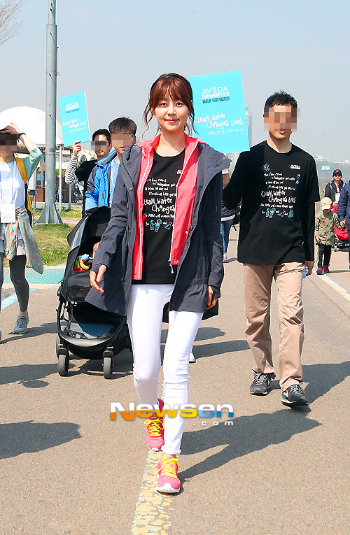 포토엔 한지혜 화이트 스키니로 더욱 빛난 각선미