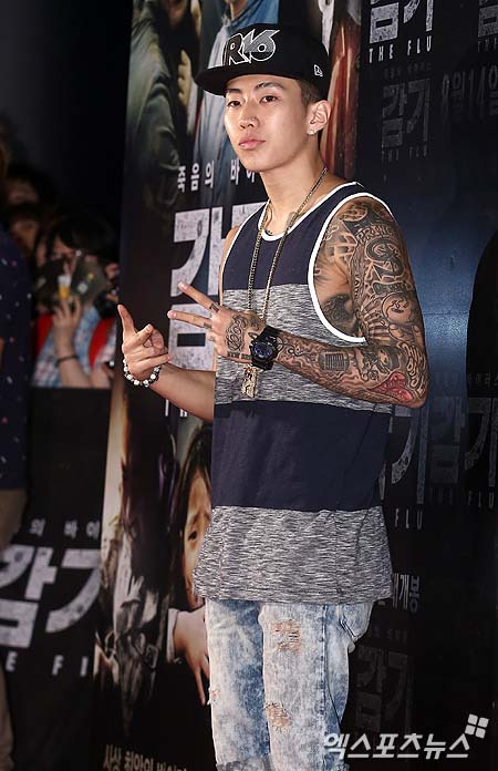 박재범 팔을 두른 문신 포토