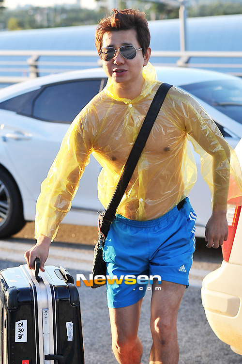 포토엔 박성호 속이 비쳐도 너무 비치는 비닐옷 공항패션