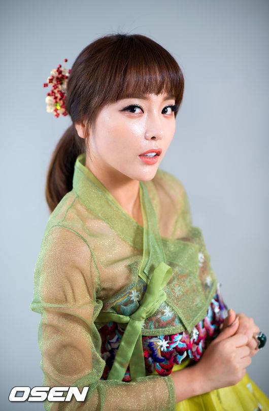 [사진]홍진영,'시스루 한복, 섹시하죠?'