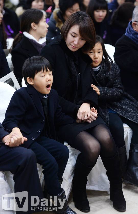 Td포토 故 신해철 아내 윤원희 아들 딸과 함께 49재 참석