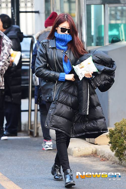 포토엔 나인뮤지스 경리 얼굴 반쯤 가린 터틀넥 니트출근길 패션