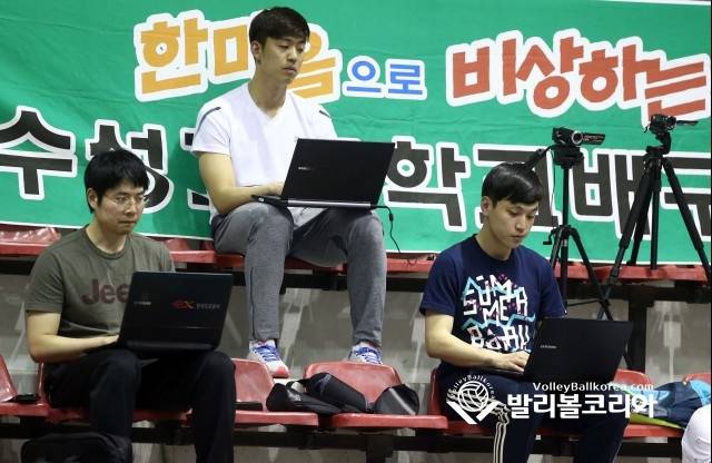 【포토】여고선수들 분석하는 프로팀 분석관들