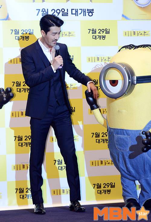 차승원, '미니언 스튜어트 손 꼭 잡고~' [MBN포토]