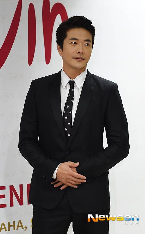 포토엔 권상우 두 손 모은 가지런한 포즈