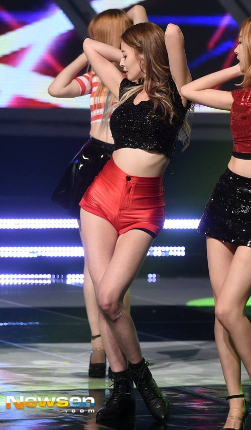 포토엔 헬로비너스 나라 너무 말라 드러난 갈비뼈