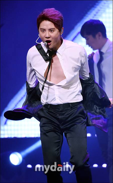 [MD포토] JYJ 김준수, '거추장스러운 옷은 벗어버려'