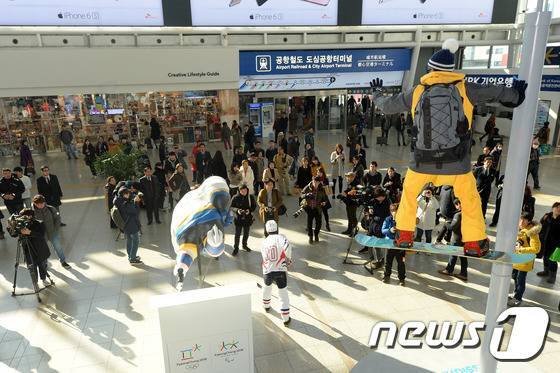 서울역에 나타난 스노보드 공중부양 퍼포먼스