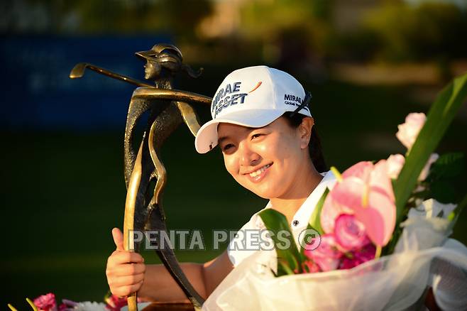 [포토] 우승트로피와 김세영 - 2016 LPGA JTBC 파운더스컵 4R (16)