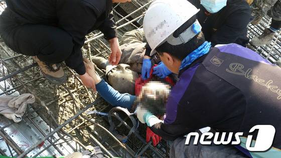 아파트 공사장서 콘크리트 차량 기울어져1명 사망