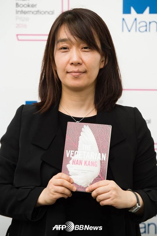 소설가 한강 한국인 최초로 맨부커상 수상 영예