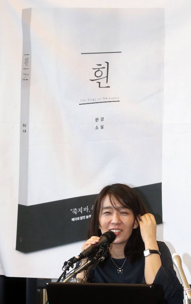 포토 질문에 답하는 소설가 한강