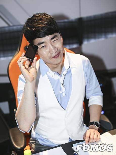 포토 성승헌 캐스터 전화기는 단연 2g죠