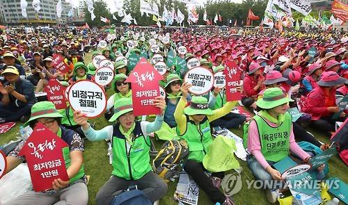 최저임금 인상 촉구하는 노동자들