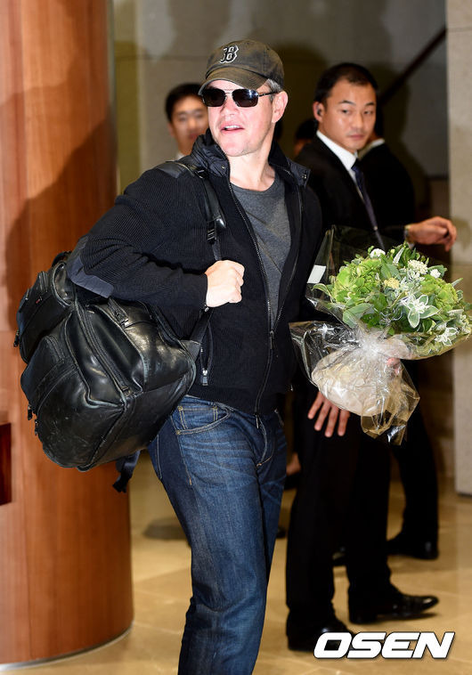 사진 맷 데이먼 꽃을 든 제이슨 본