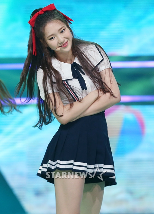 포토 지호 삼촌팬들 심쿵 할 빨간 리본