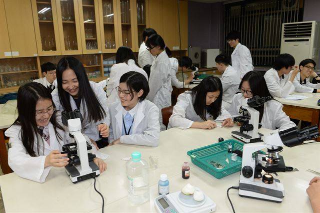 생물학자 되고 싶어 이웃 학교에 과학실험 가요