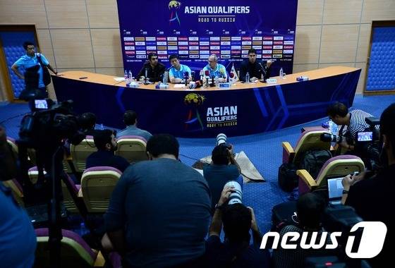 월드컵 이란전 앞두고 긴장감 극대인터뷰는 숙소에서