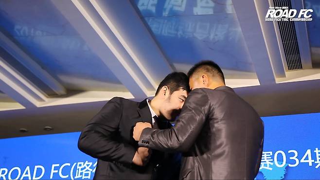 '괴물 레슬러' 심건오가 부릅니다 '아이유의 이게 아닌데' (Feat. 호우전린)