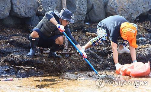 쿨 이재훈 제주서 태풍에 밀려온 해안 쓰레기 줍기 번개