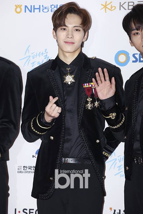 Bnt포토 빅스 홍빈 심장 저격하는 손 하트