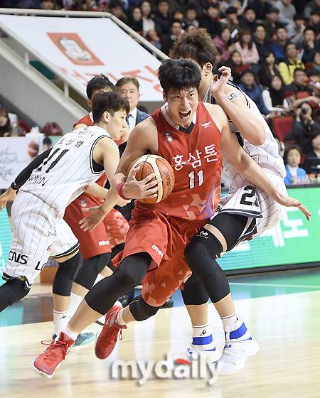 '사이먼-이정현 39점 합작' KGC, LG에 완승.. 단독 2위 수성