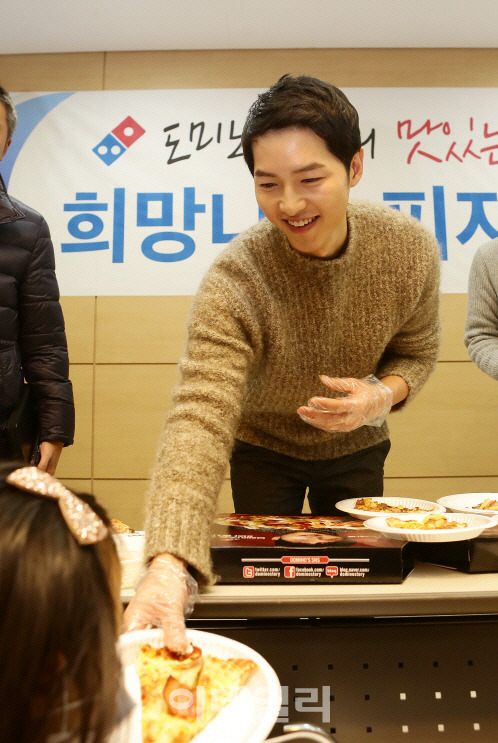 포토 도미노피자 광고모델 송중기와 함께 희망나눔 피자파티 2