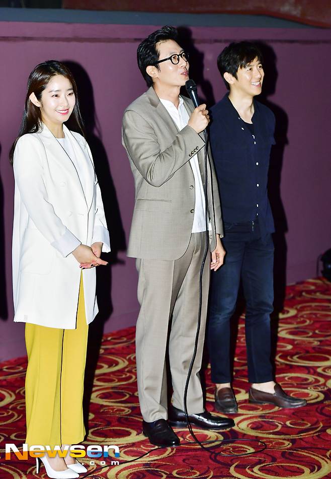 포토엔hd 고수 김주혁 임화영 영화관 시선 사로잡은 무대인사석조저택 살인사건