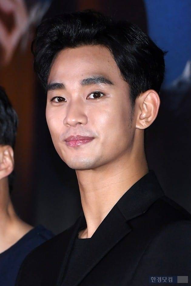 포토 김수현 구릿빛 피부의 마초남