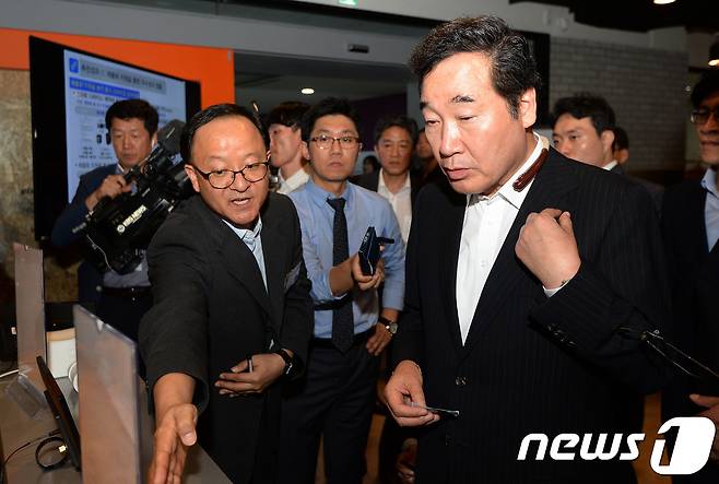 李총리 판교 창업기업 격려청년대표들과 맥주 소통도