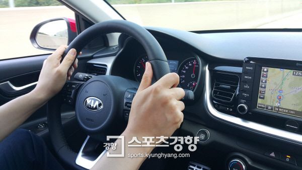 손재철의 이 車를 말한다 기아의 실수 스토닉 시승기주행성능·연비·디자인 3박자