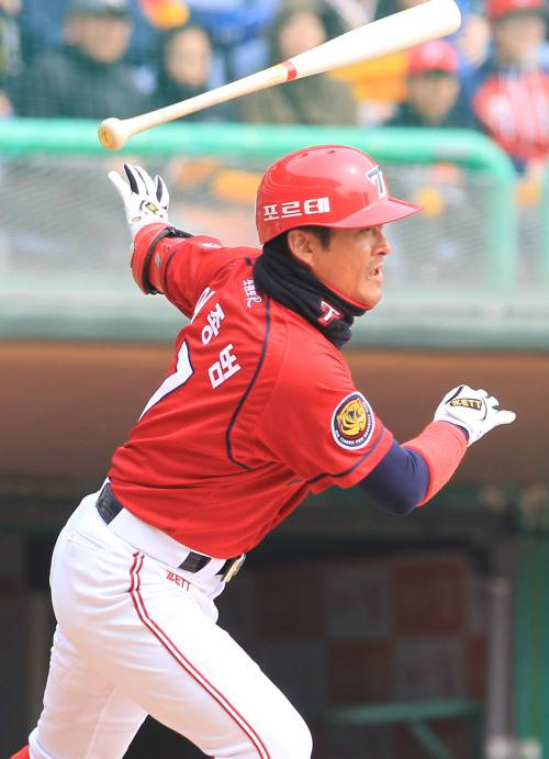 Lee retires unexpectedly