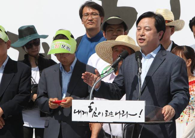 Former governor Kim joins DUP race