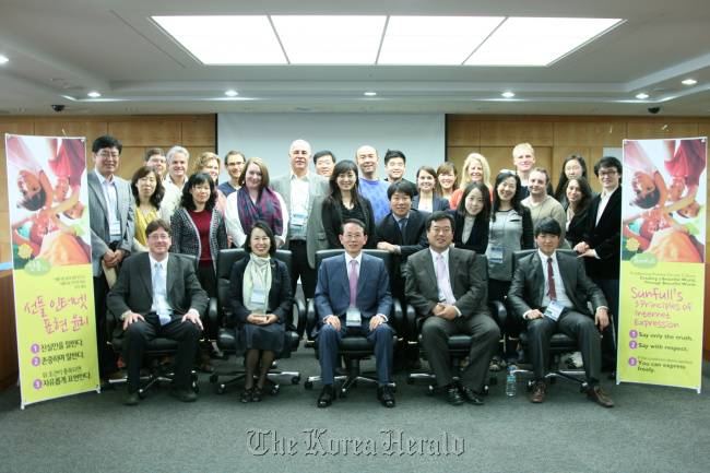 Min Byoung-chul promotes Sunfull movement at Korea TESOL conference