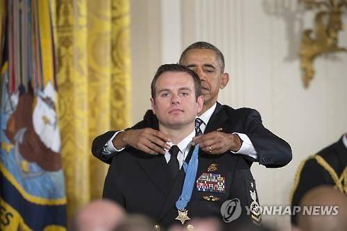 네이비실 대원 미국 최고 무공훈장..맨손으로 무장 탈레반 제압