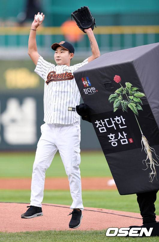 사직구장 이천수, 시구 전 '2002월드컵 오노 세리머니'