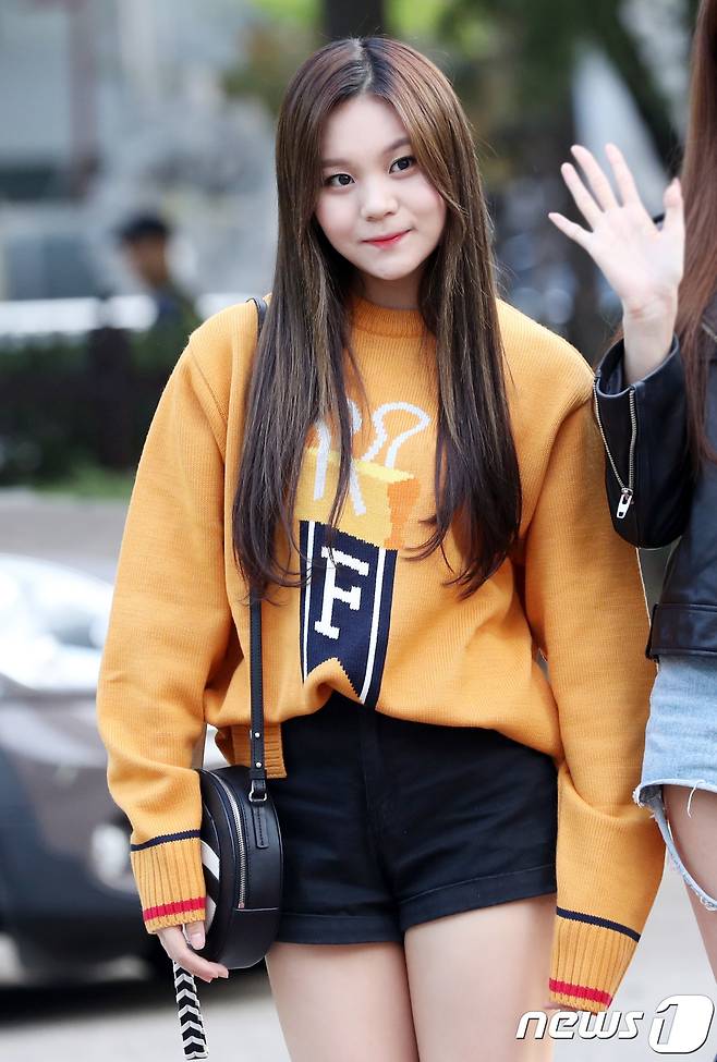 여자친구 엄지 점점 예뻐지네